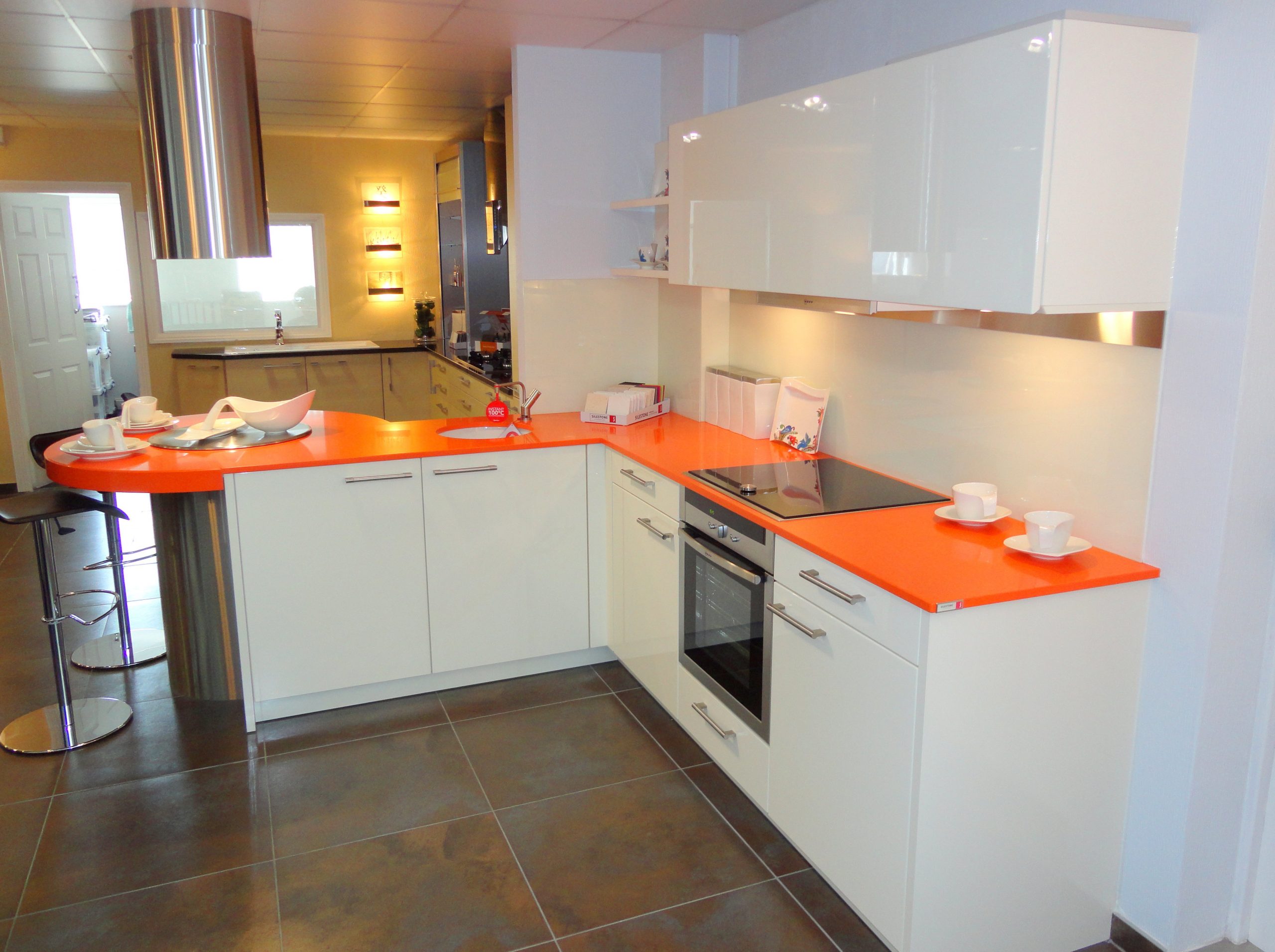 Ex Display Vanilla Gloss and Orange Leicht Kitchen, Silestone Worktops ...