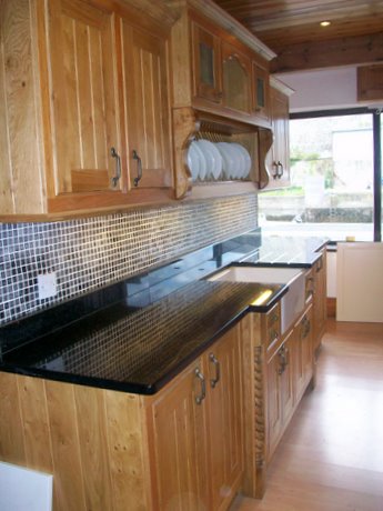 Ex display Hand Crafted Solid Pippy Oak Kitchen With Granite Worktops