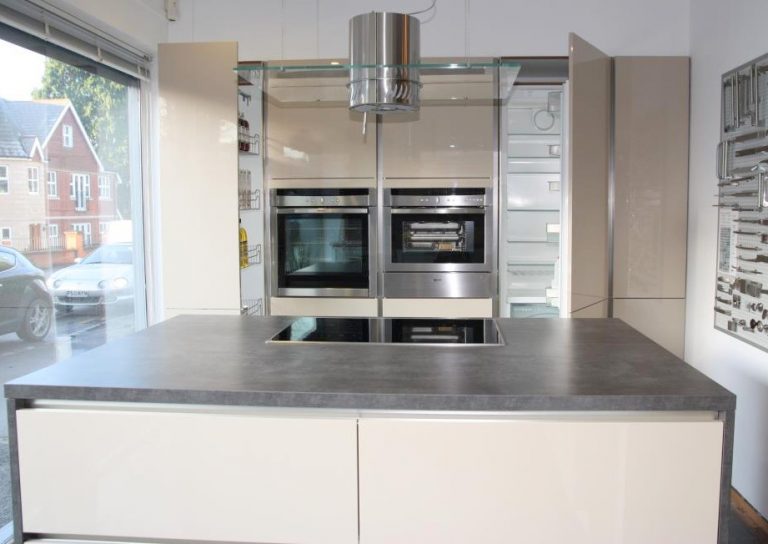 Ex Display Cappuccino Elba Gloss and Matt Pebble Kitchen with Appliances