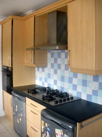 Approx 7,5yrs old kitchen units with appliances