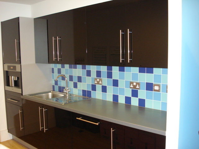 Approx 5yr Old Howdens Kitchen, Worktops and Some Appliances