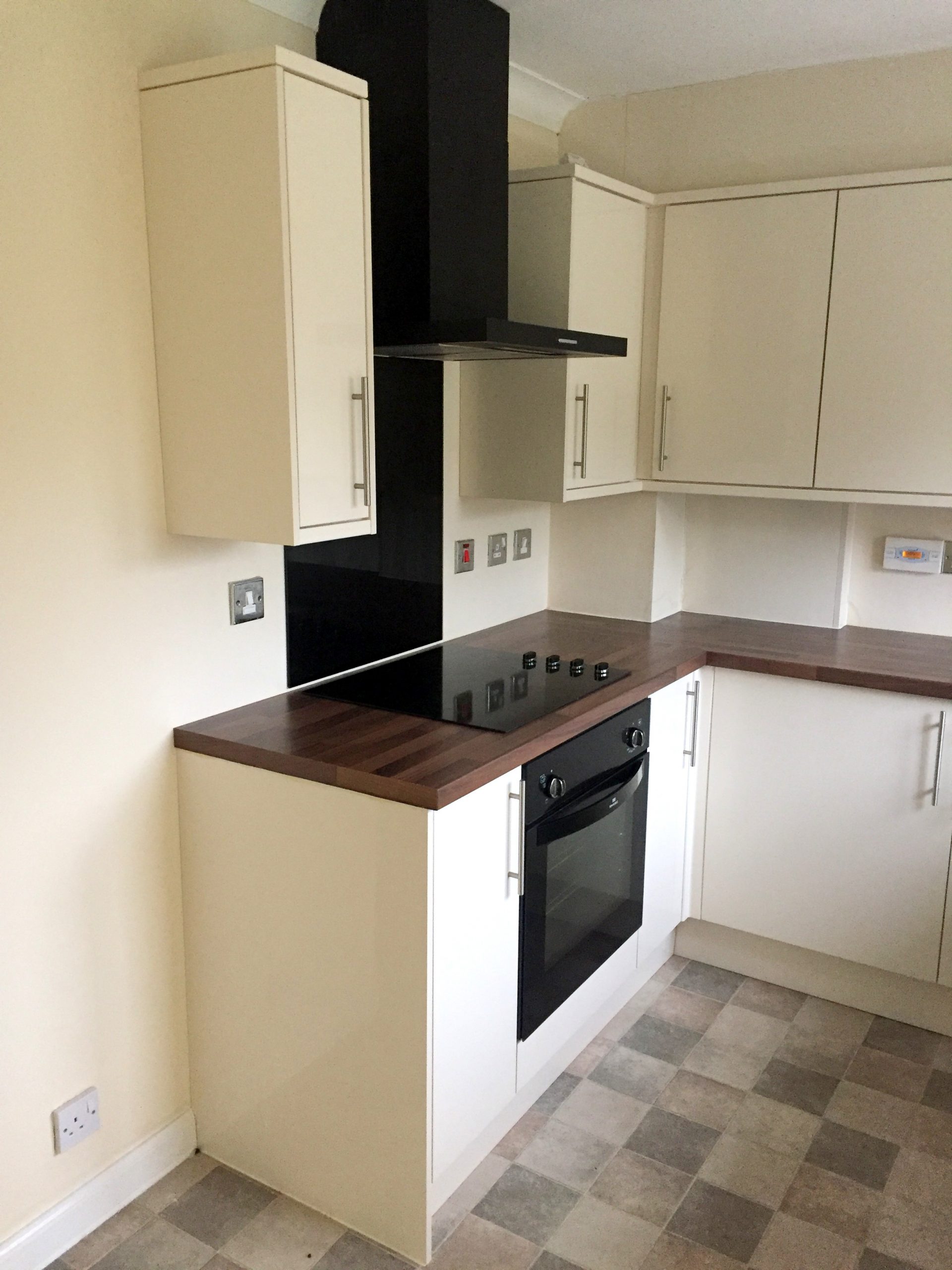 Approx 1yr Old Howdens Kitchen with Walnut Worktops and Appliances ...
