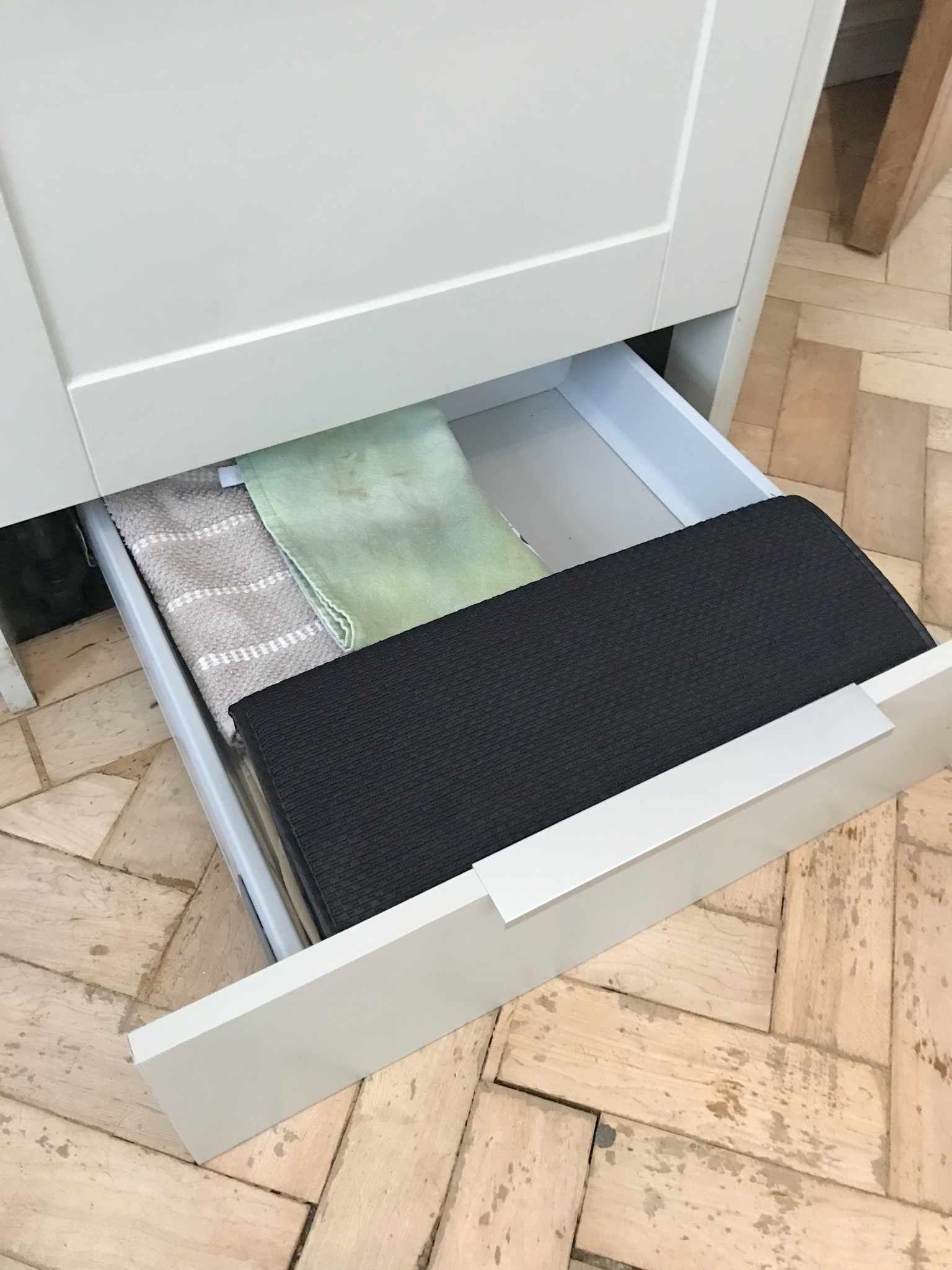 Howdens Kitchen with Butler Sink | The Used Kitchen Company