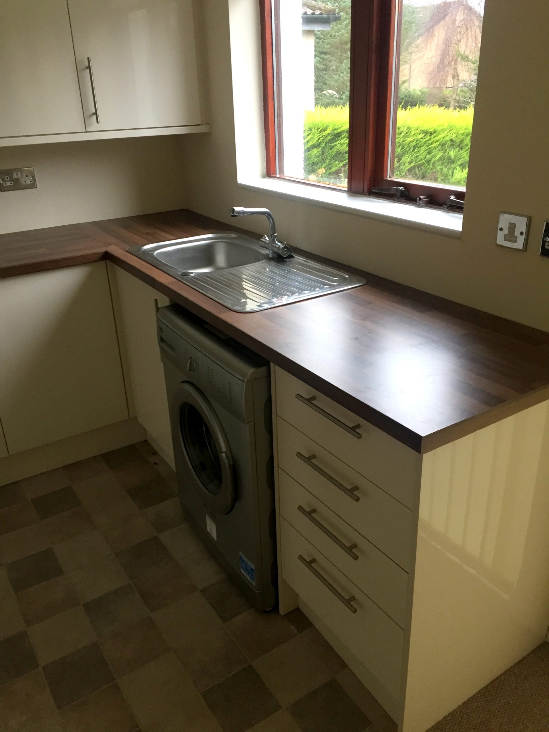 Approx 1yr Old Howdens Kitchen with Walnut Worktops and Appliances ...