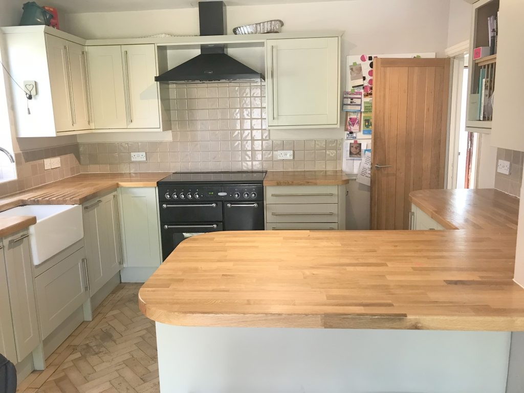 Howdens Kitchen with Butler Sink | The Used Kitchen Company